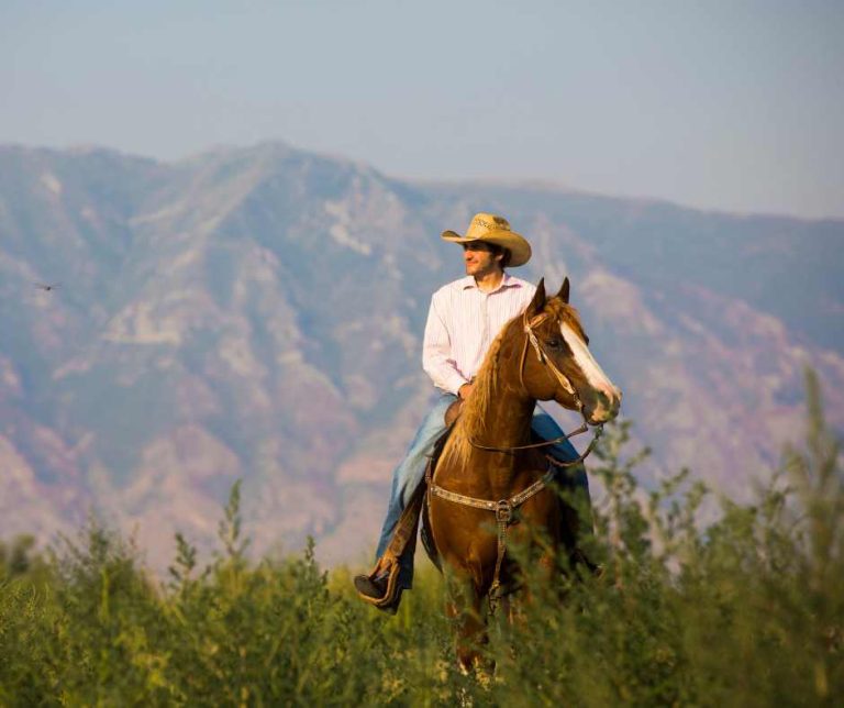 6 Unwritten Rules of Good Cowboy Hat Etiquette
